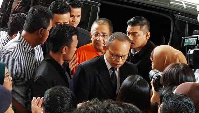 Isa Samad hadir mahkamah berbaju lokap SPRM | FMT