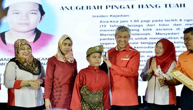 Student gets Hang Tuah award for bravery during fire | FMT