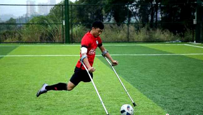 One-legged football ‘king’ melts Chinese hearts | Free Malaysia Today (FMT)