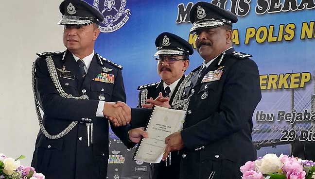 After 40 years, Penang top cop sent off in style | FMT