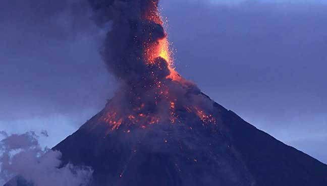 Thousands more flee erupting Philippine volcano | FMT
