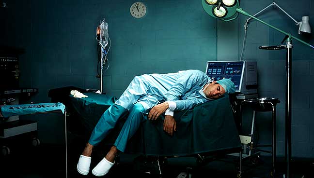 Doktor ‘workaholic’ mati depan pesakit | FMT