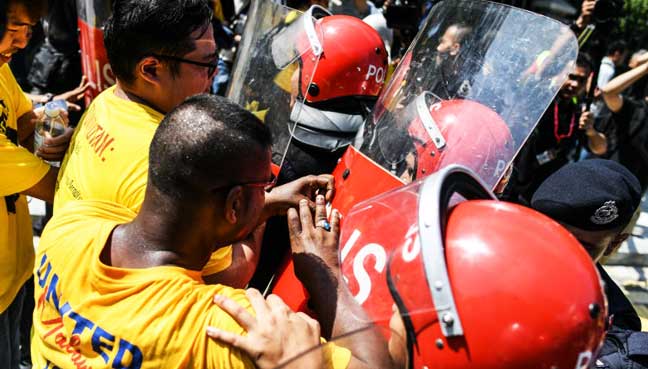 Scuffle at Parliament building, as Kit Siang faces suspension | Free ...
