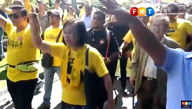 Tense stand-off as crowd reaches Parliament gates | FMT
