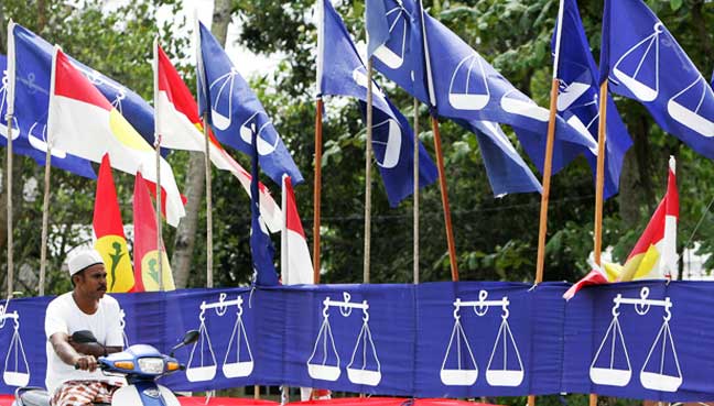 100 bendera BN dicabut, dibakar | FMT