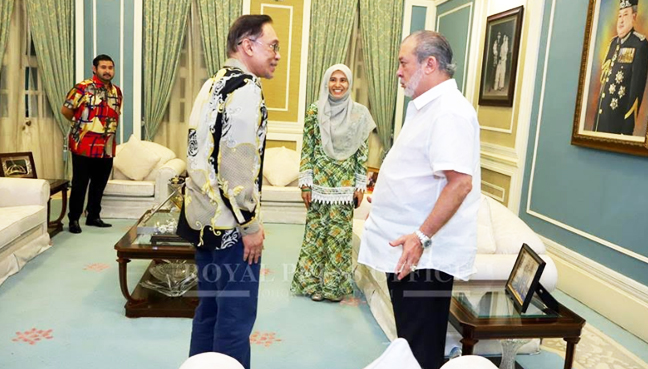 Anwar, daughter meet Johor sultan | FMT