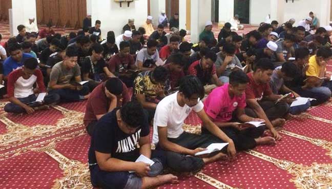 Polis Kemaman iring mat rempit solat Subuh di masjid | Free Malaysia ...