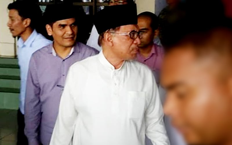 Anwar, Saiful perform Friday prayers at same mosque | FMT