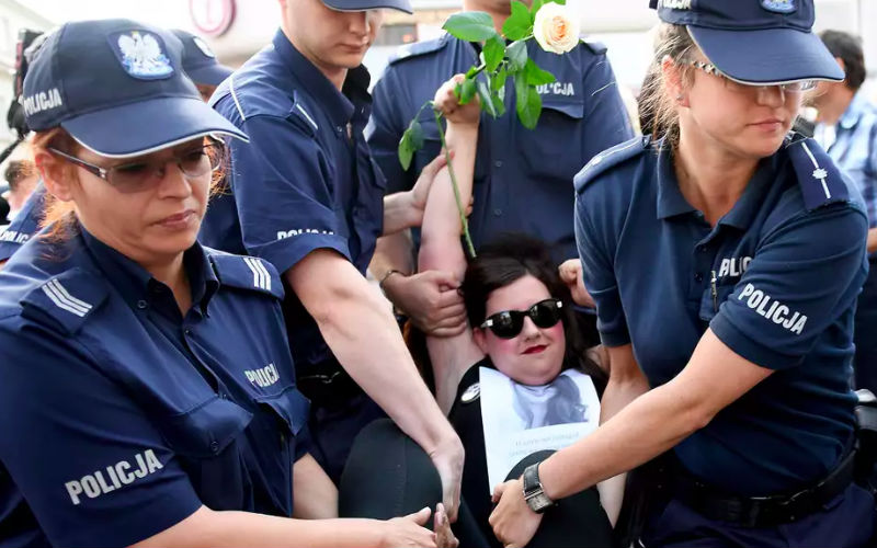 Polish policemen protest demanding pay rises | FMT