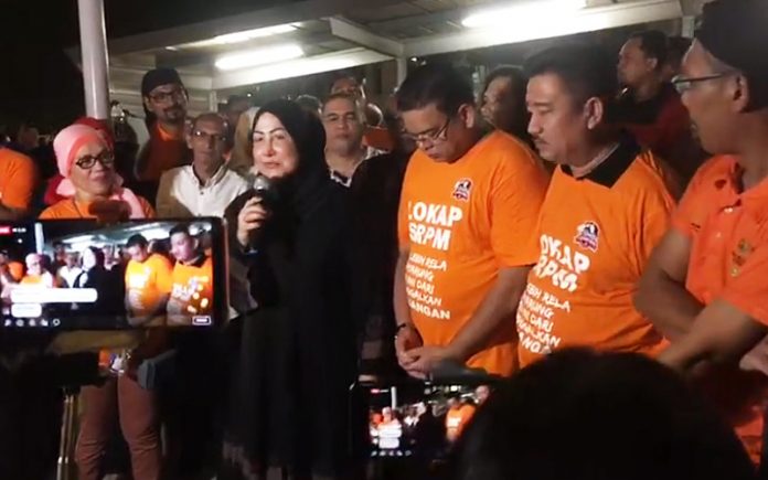 Penyokong Zahid kumpul di luar SPRM tanda solidariti | Free Malaysia Today (FMT)