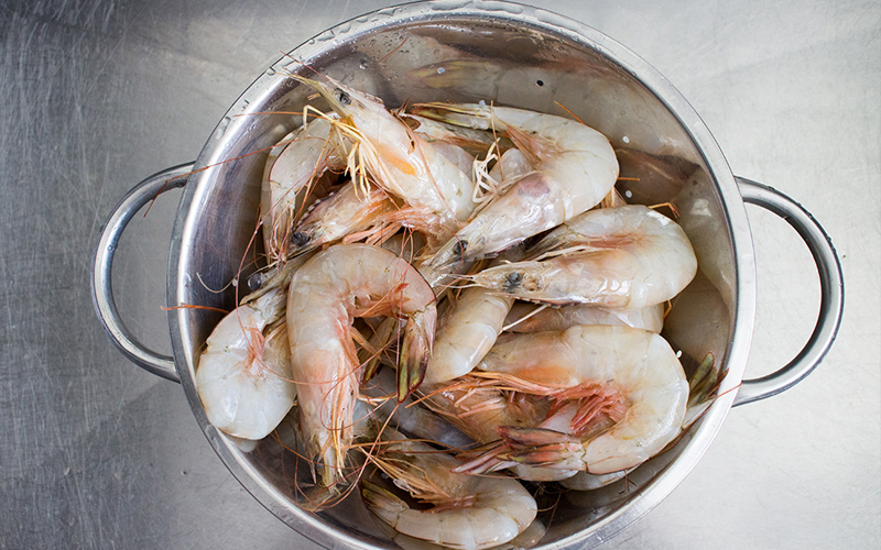 How to peel prawns like an expert | FMT