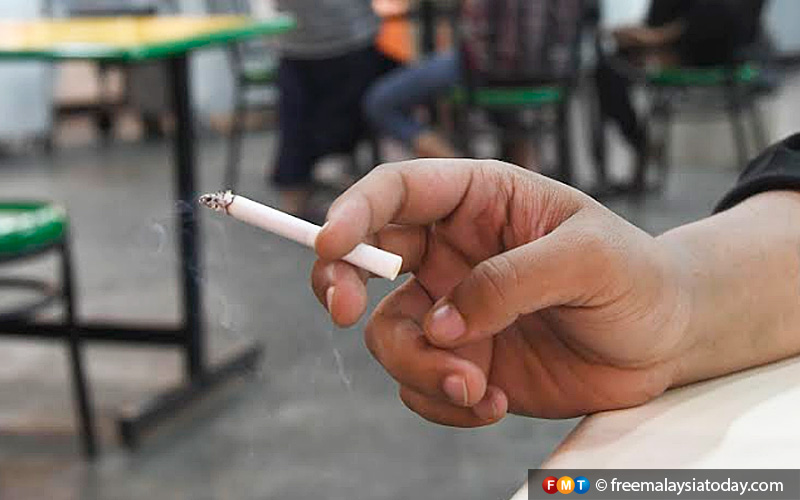 Tunjuk contoh baik, usah merokok di bangunan Parlimen, wakil rakyat ...