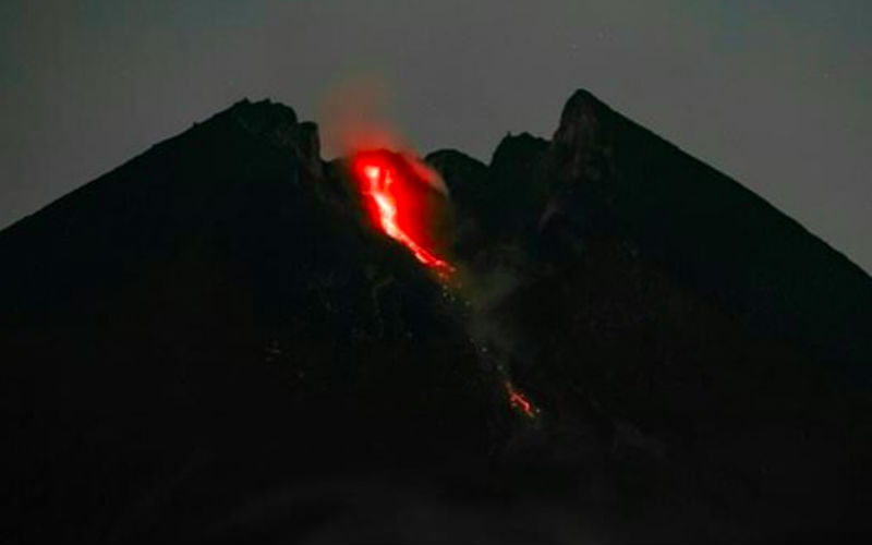 Indonesia’s Mount Merapi erupts, belches out red-hot lava | Free ...
