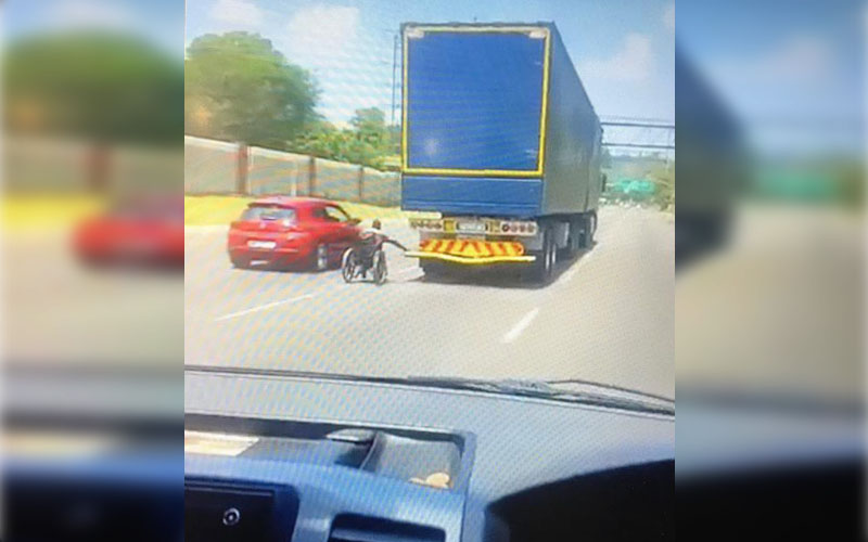 Aksi berbahaya… lelaki cacat berpaut pada lori di kelajuan 60km sejam ...