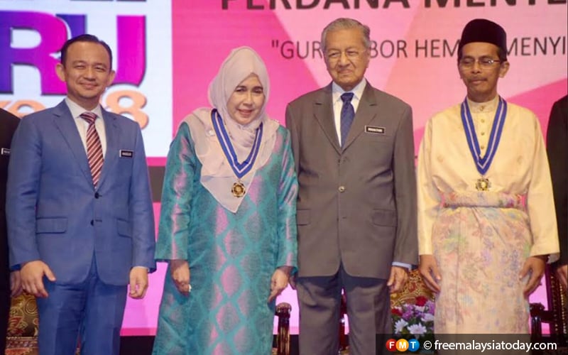 Tanam 3 nilai hidup dalam diri murid, pesan Dr M pada guru | FMT