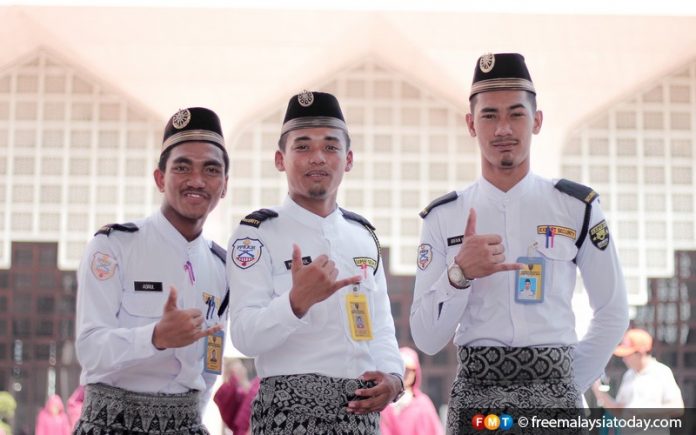 Pengawal masjid memikat pelancong dalam 7 bahasa | Free Malaysia Today ...