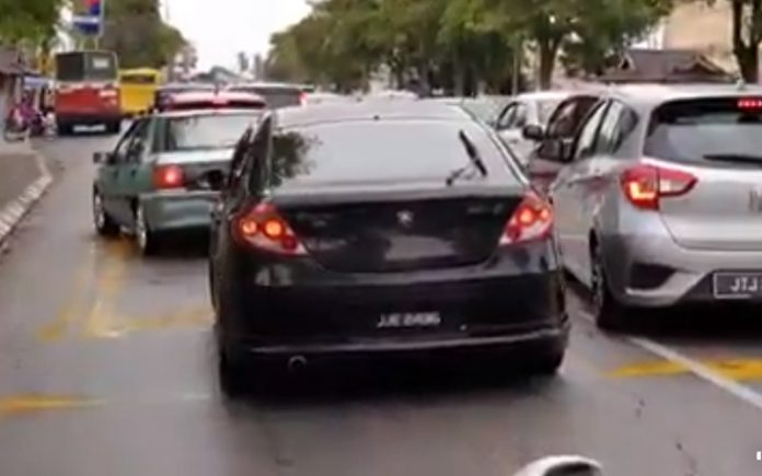 Lelaki guna siren polis elak kesesakan lalu lintas ditahan | Free Malaysia Today (FMT)