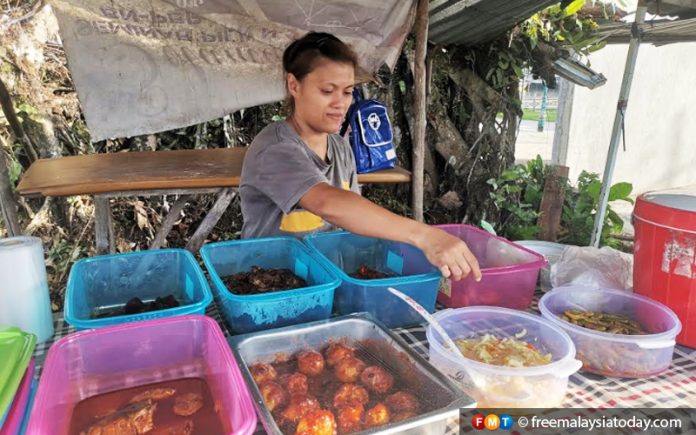 Lucky tourists enjoy Sarawak family’s calls to share Hari Raya open ...