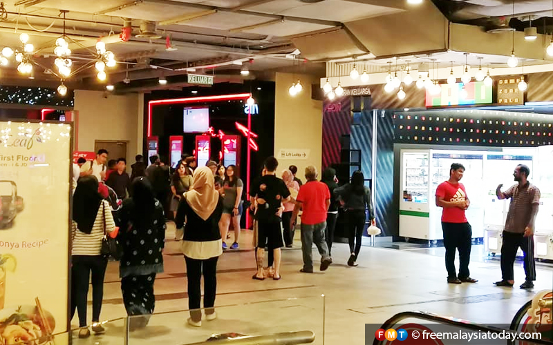 Mall workers should not pay for Covid-19 jabs, says MTUC | FMT