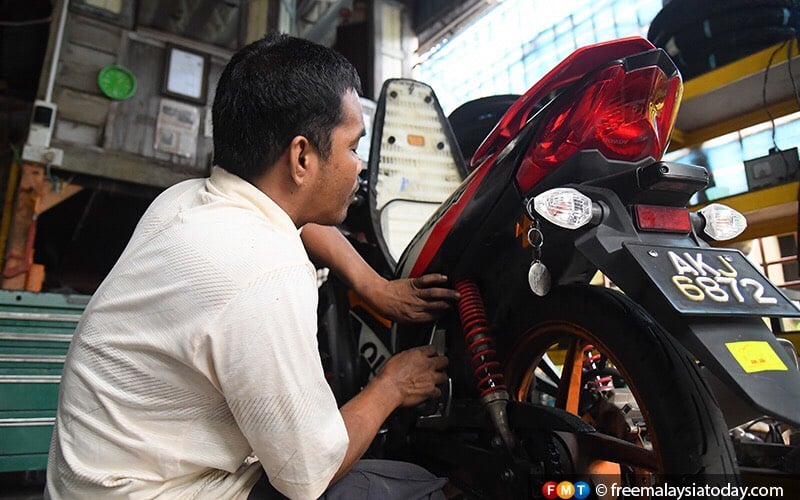 Blind, but this mechanic can see whatever is wrong with any m-cycle | FMT