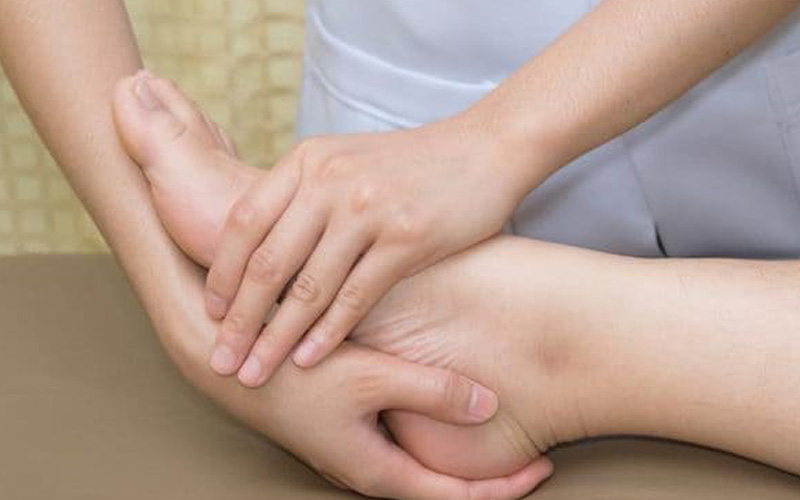 Sapu dengan minyak kaki terseliuh cara yang salah! | FMT