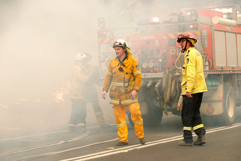 Firefighters hit out at Aussie PM over bushfire response | Free ...