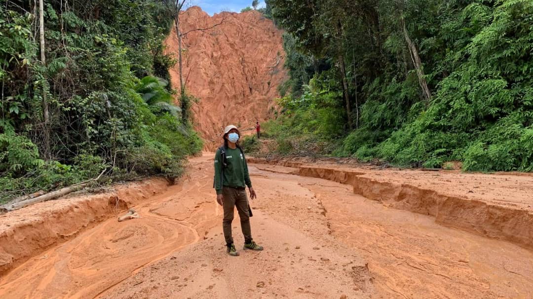 Pantai Teluk Akuan bertukar ‘merah’ tempias aktiviti Hutan Simpan ...