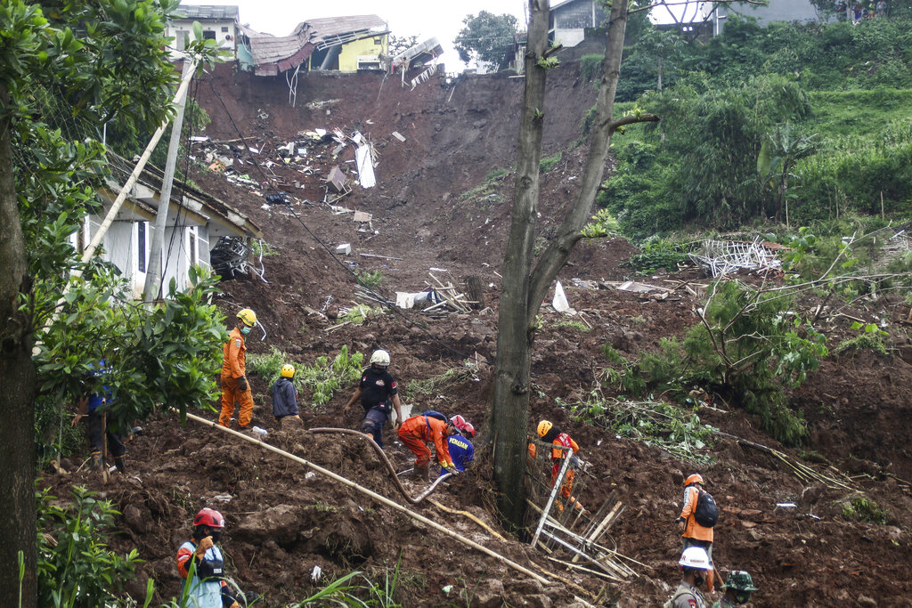 10 angka korban terkini tanah runtuh di Indonesia | FMT