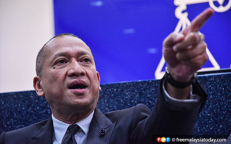 Menteri Umno tak berani letak jawatan, pengecut, tak setia, kata Nazri ...