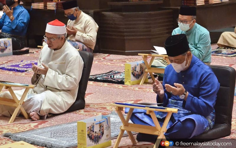 Muhyiddin sertai solat hajat dengan 500 jemaah sempena setahun PN mentadbir | Free Malaysia ...