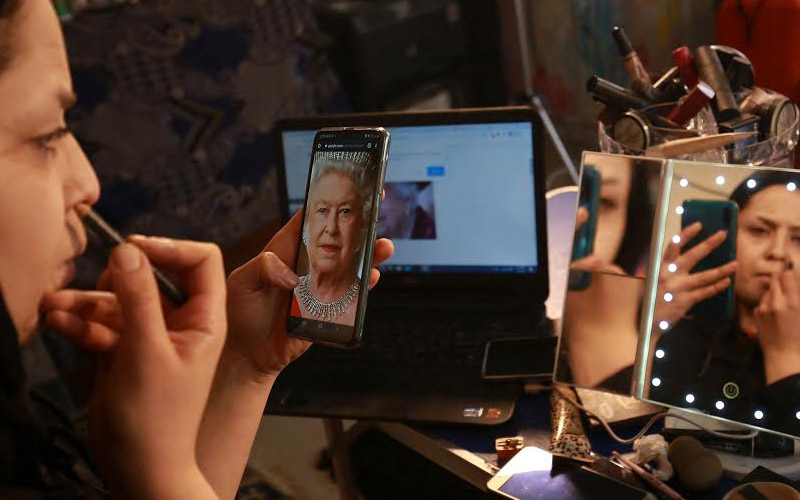 Jordanian make-up artist beats lockdown blues by imitating famous ...