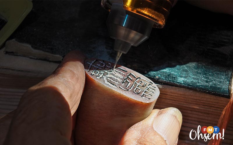 Pengukir cop tradisional berusia 80 tahun, antara simbolik di Pulau ...