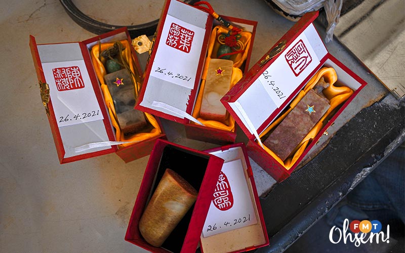 Pengukir cop tradisional berusia 80 tahun, antara simbolik di Pulau ...