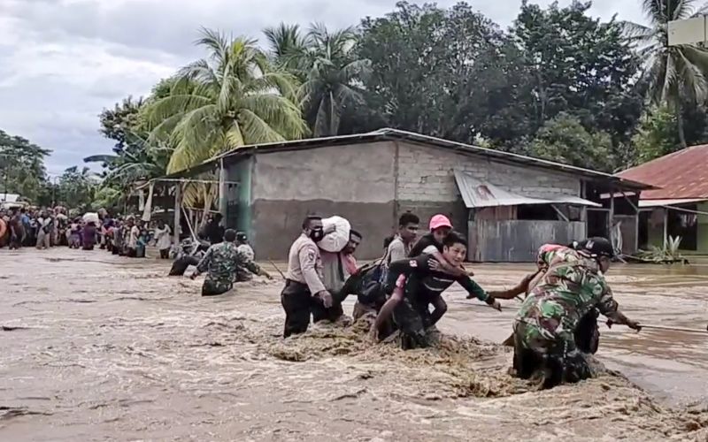 ‘Suddenly we heard people scream: Flood!’ – Horror in Indonesia | Free ...