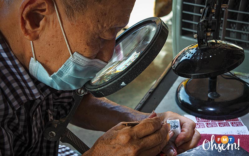 Pengukir cop tradisional berusia 80 tahun, antara simbolik di Pulau ...
