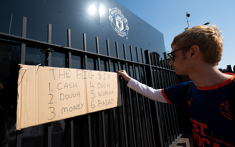 Man Utd fans stage protest as Super League backlash rumbles on | Free ...