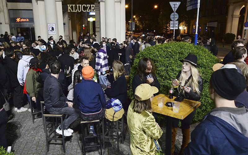 ‘Like New Year’s Eve’: Polish bars celebrate first reopening in 7 ...