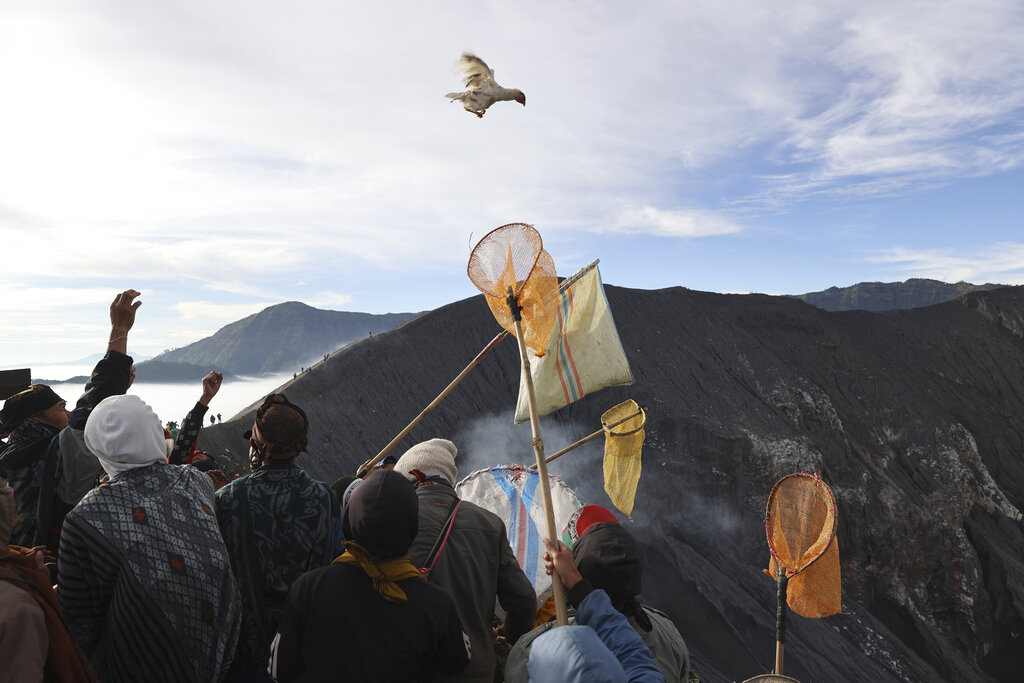 Thousands cast goats, chickens into Indonesian volcano for ritual ...