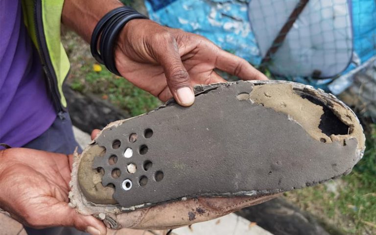 Hadiah kasut kepada tukang sapu, tindakan peniaga cendol raih pujian ...