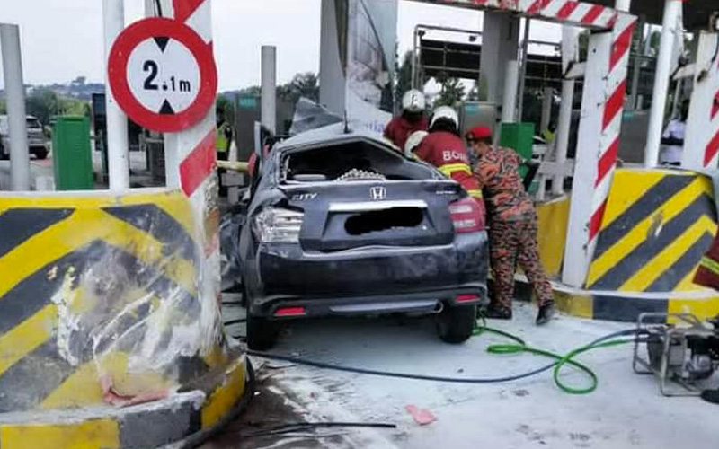 Pemandu maut setelah kereta terbabas langgar penghadang plaza tol | Free Malaysia Today (FMT)