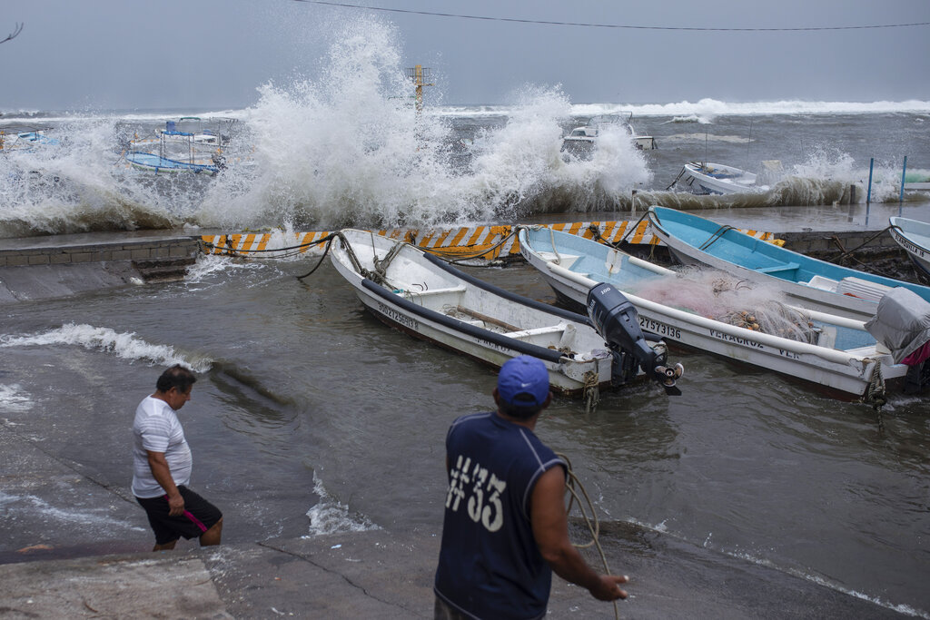 Hurricane Grace lashes eastern Mexico, causing power outages, flooding ...
