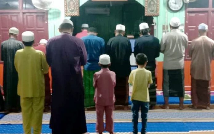 Polis siasat 16 individu solat jemaah, ingkar PKP | Free Malaysia Today ...