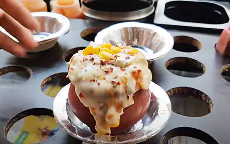 Warganet bingung, peniaga jual pizza dalam cawan tanah liat | FMT