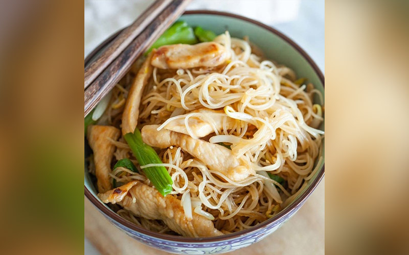 Fried bihun with chicken for an authentic Chinese meal | FMT