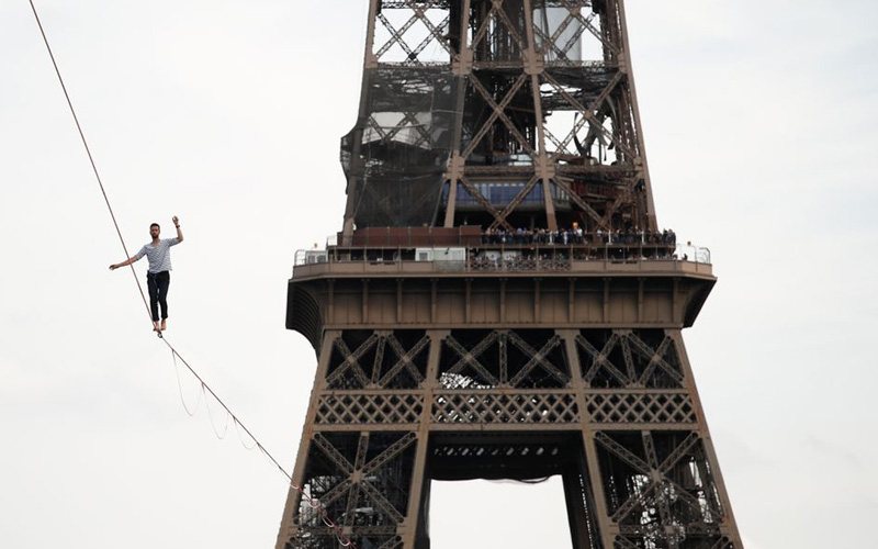 Slackliner wows crowd with Eiffel Tower walk | FMT