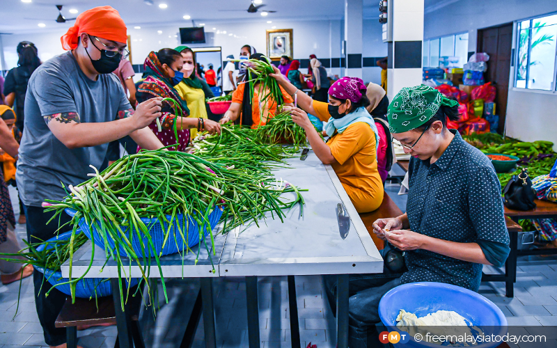 (VIDEO) Berbumbung ‘gurdwara’ Sikh, penganut pelbagai agama zahirkan ...