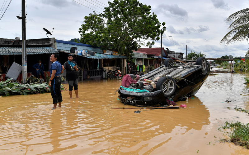 Flood victims trapped on surau roof for more than 12 hours | FMT