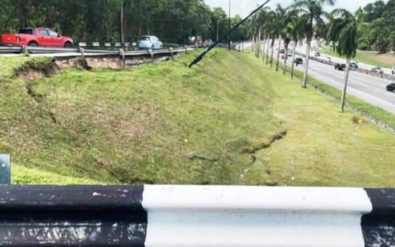 Rekahan tanah di susur keluar Bulatan Melawati, pengguna jalan raya ...