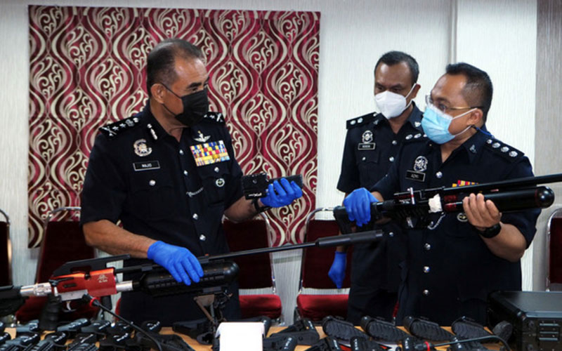 Crane driver nabbed for selling imitation air rifles | FMT