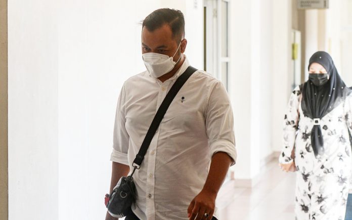 ‘Menteri Pasola’ jual gambar lucah, kena denda RM6,000 | Free Malaysia ...